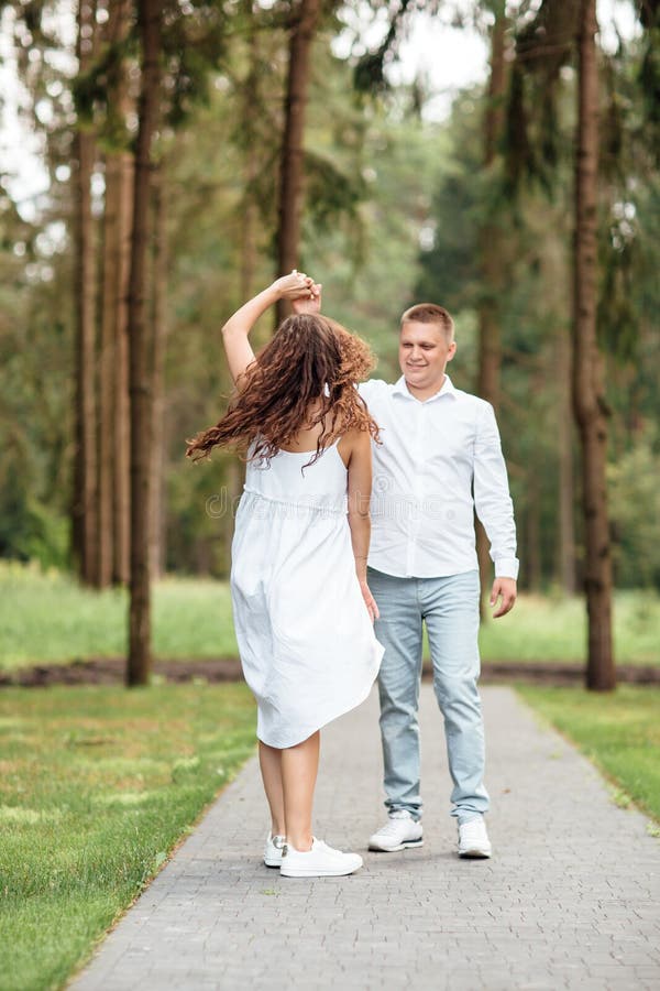 Un Couple Amoureux Passe Du Temps Ensemble Ils Dansent Et Se Promènent
