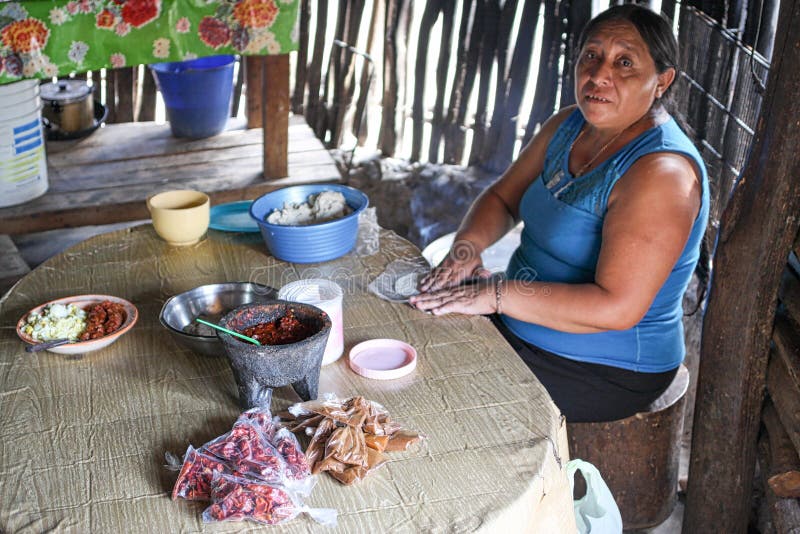 Un Descendiente Maya Que Hace Una Comida Maya Tradicional Imagen ...
