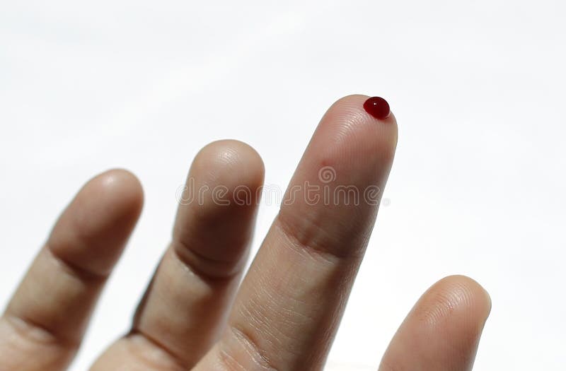 Un Doigt Avec La Baisse Rouge De Sang Image stock - Image du ...