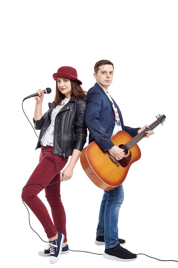 Un Duo Musical D'un Jeune Couple, Un Chanteur Dans Un Chapeau Rouge ...