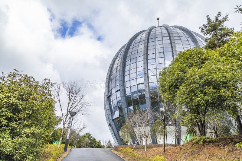 Un Edificio Circular En El Bosque Imagen de archivo - Imagen de ciudad ...