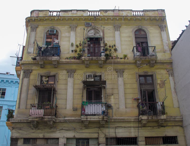 Un Edificio Colonial Español En La Habana, Cuba Imagen de archivo ...