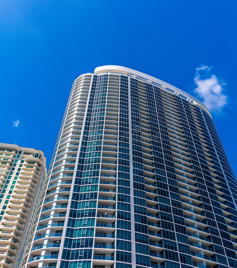 Un Edificio Costero De La Propiedad Horizontal Foto de archivo - Imagen ...