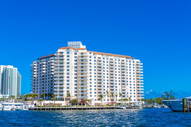 Un Edificio Costero De La Propiedad Horizontal Foto de archivo - Imagen ...