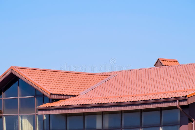 Un Edificio De Color Rojo Materiales Modernos De Acabado Y Techo Foto ...