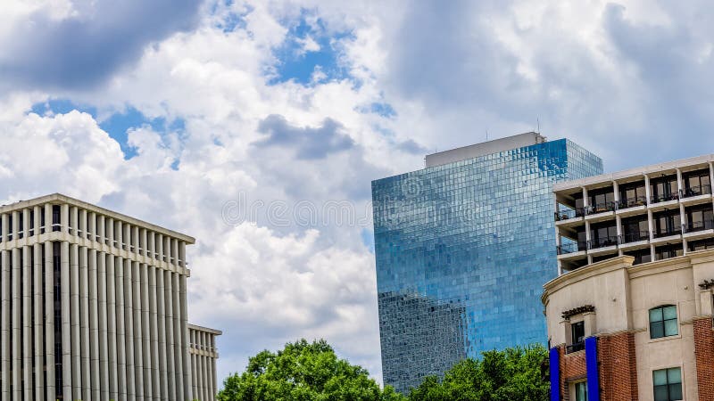 Un Edificio De Oficinas De Cristal En Houston, TX Imagen de archivo ...