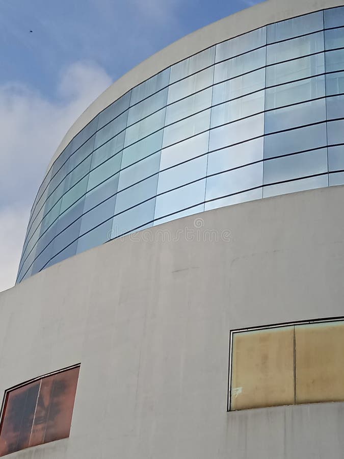 Un Edificio Redondo Con Ventanas De Cristal Foto de archivo - Imagen de ...
