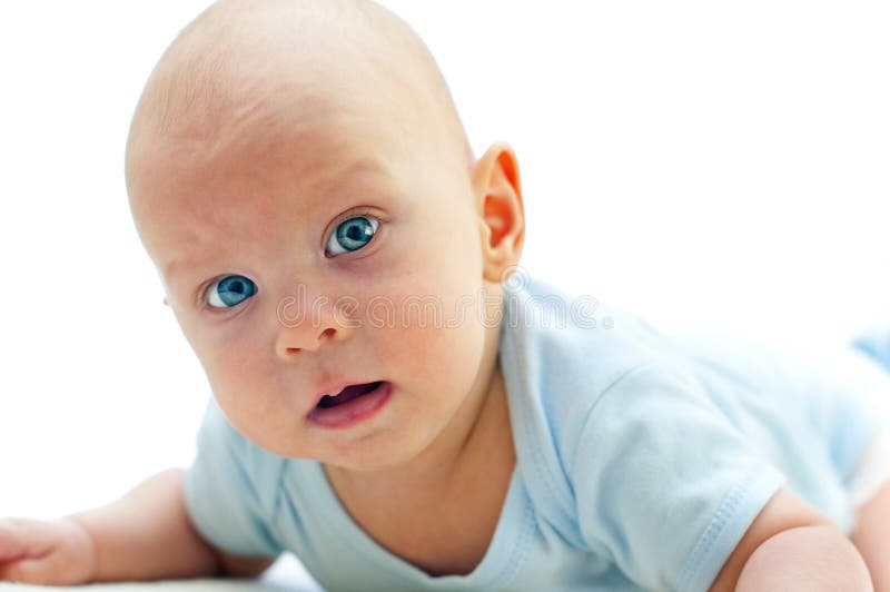 Un Enfant Avec Des Yeux Bleus Avec Un Chapeau Image stock - Image du ...