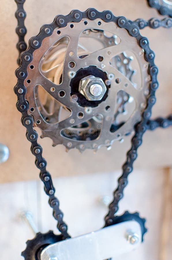 Un Engranaje Con Las Cadenas Foto de archivo - Imagen de cogwheel ...