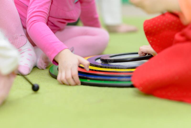 Un Ensemble D'instruments De Percussion Pour Enfants Photo stock ...