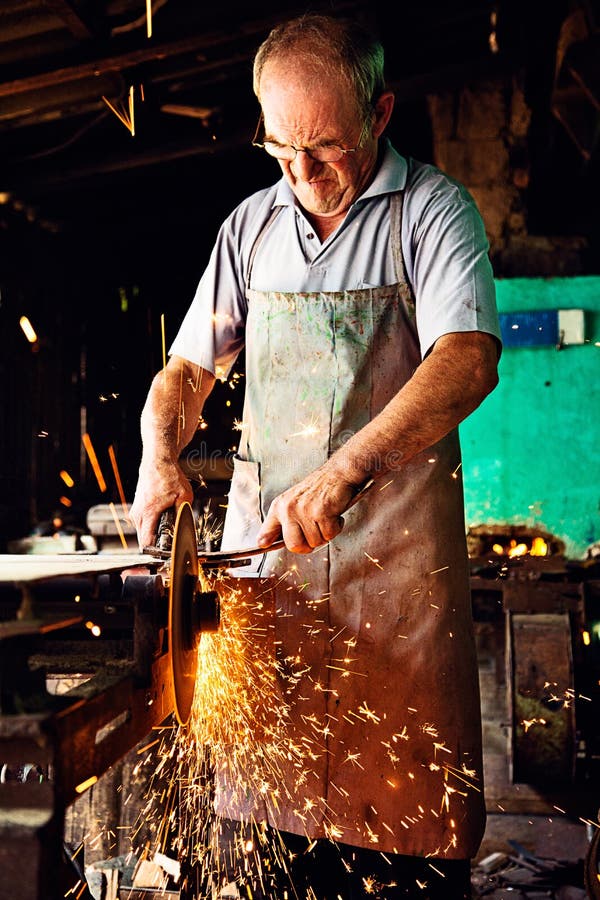 Un fabbro fotografia editoriale. Immagine di materiali - 50343747