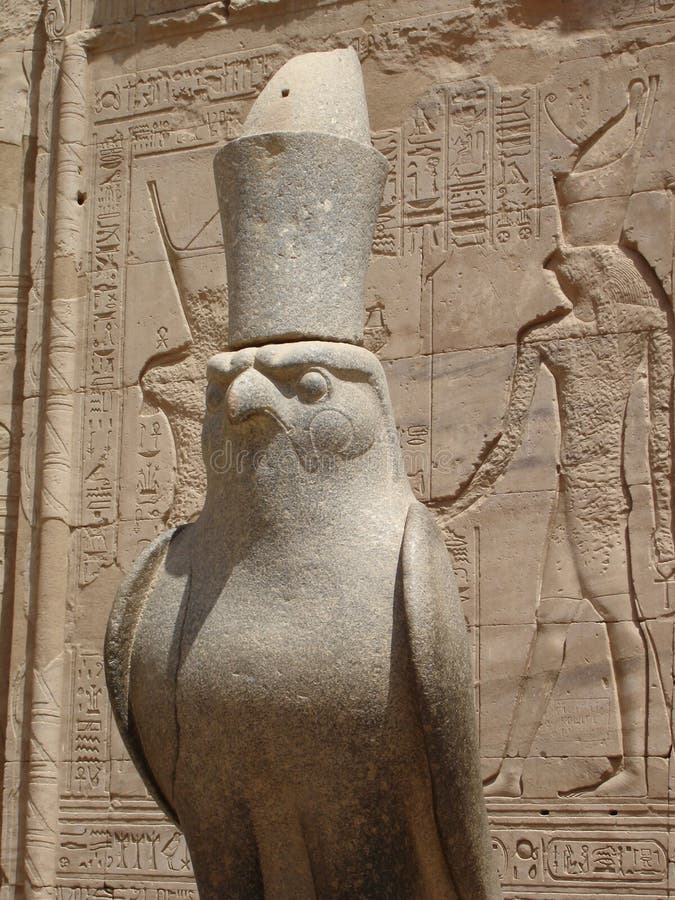 Un Faucon-dieu Horus. image stock. Image du granit, egypte - 15884977