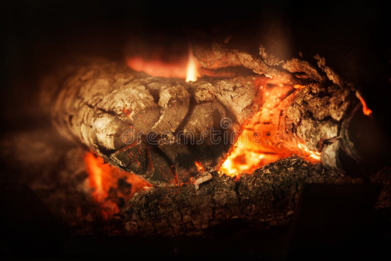 Le feu en bois de flambage photo stock. Image du fond - 136900650