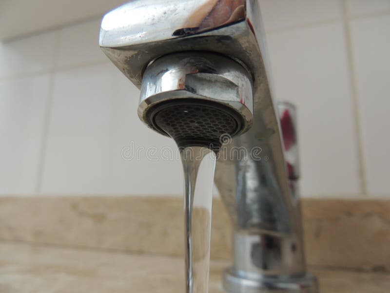 Filet de l'eau image stock. Image du isolement, verticale - 15062575