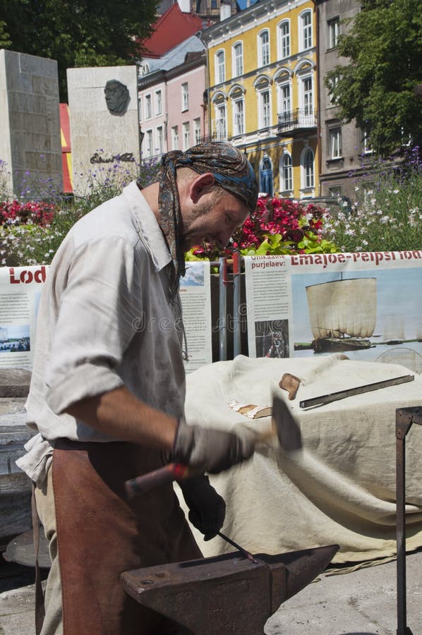 Un forgeron au travail image stock éditorial. Image du formation - 26596789