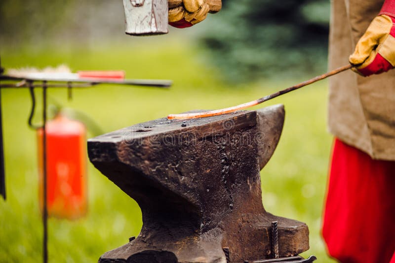 Smith Forge La Barre D'acier Pour Produire Le Clou Sur L'enclume Image ...