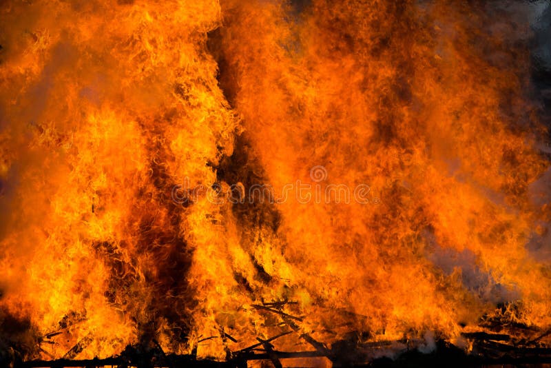 Un fuego grande imagen de archivo. Imagen de grande, oscuro - 93928883