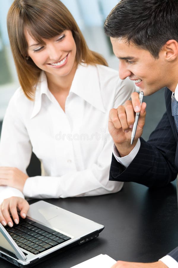 Un Funzionamento Delle Due Persone Di Affari Immagine Stock - Immagine ...