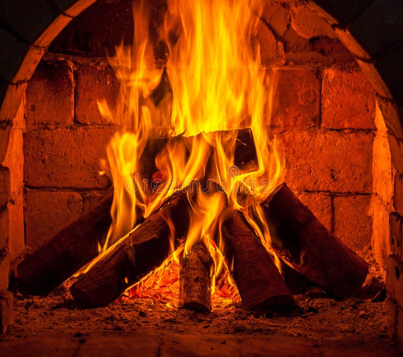Fuoco in un camino fotografia stock. Immagine di notte - 9366350