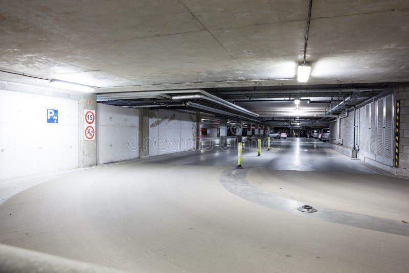 Un garage souterrain photo stock. Image du véhicule - 146433912