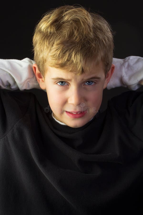 Un Giovane Ragazzo Strabico Fotografia Stock - Immagine di camicia ...