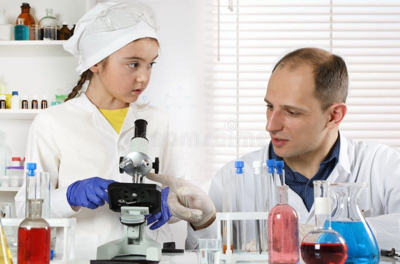 Un Giovane Scienziato Spiega Come Utilizzare Un Microscopio Immagine ... Un Giovane Scienziato Spiega Come Utilizzare Un Microscopio Immagine ...