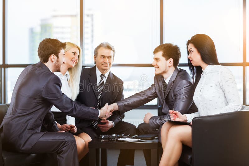 Un Groupe De Discussion D'hommes D'affaires Image stock - Image du ...