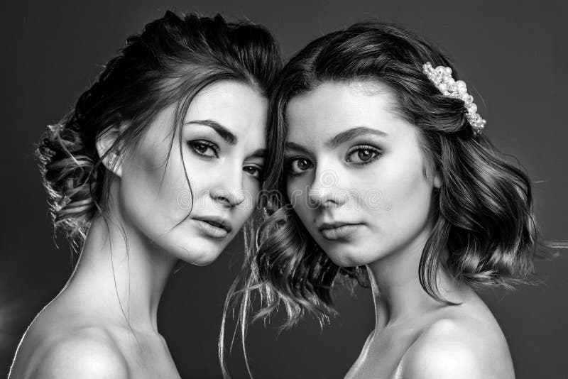 Un Groupe De Jeunes Filles Magnifiques Deux Femmes Font Face à Un Gros