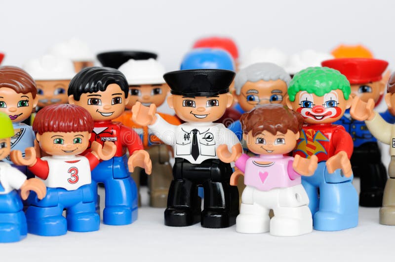 Un Grupo De Figuras De Lego Foto editorial - Imagen de sobreestirado ...