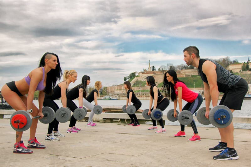 Un Grupo De Gente Joven Entrenada Imagen de archivo editorial - Imagen ...