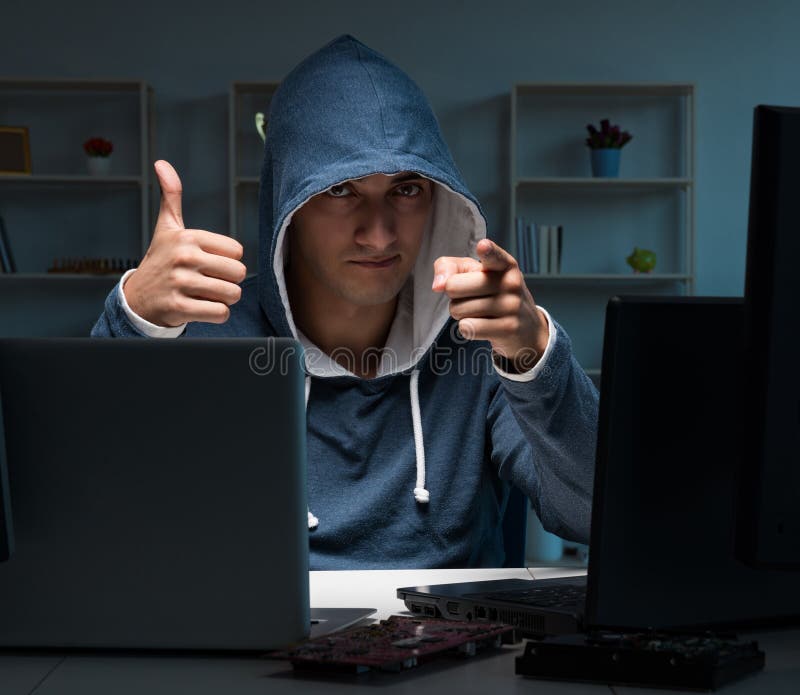 Un Hacker Pirate Informatique La Nuit Photo stock - Image du identité ...