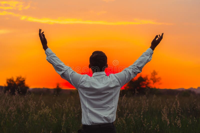 Un Hombre Aumenta Sus Manos Al Sol Imagen de archivo - Imagen de éxito ...