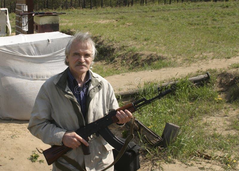 Un Hombre Con Un Rifle Del Kalashnikov Foto de archivo - Imagen de ...