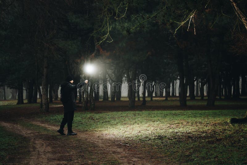Hombre con la linterna foto de archivo. Imagen de trabajo - 47111930
