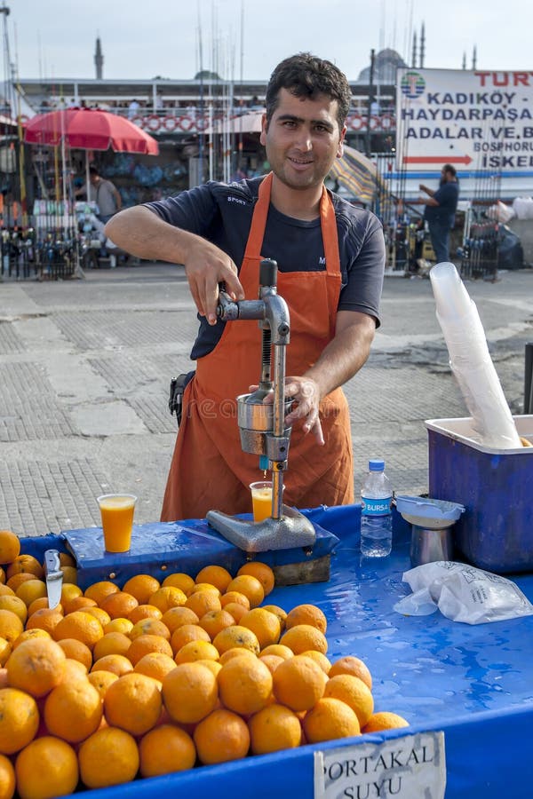 Un Hombre Que Exprime El Jugo De Una Naranja Imagen de archivo ...