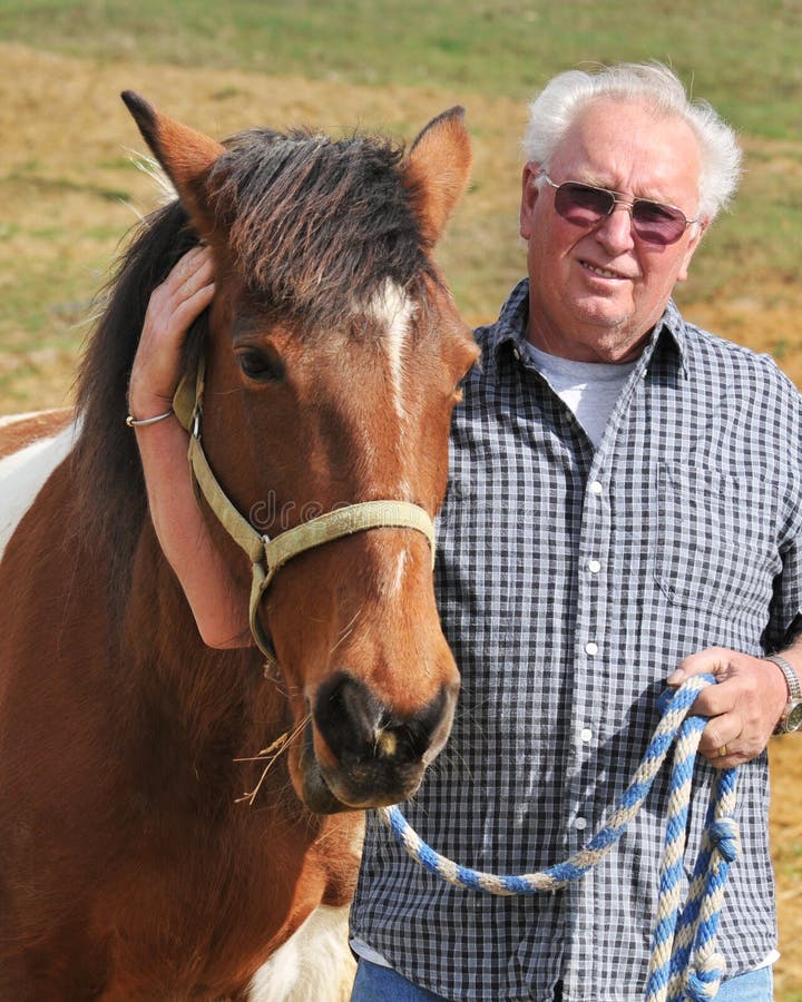 Un homme avec son cheval image stock. Image du corde, brun - 4826787