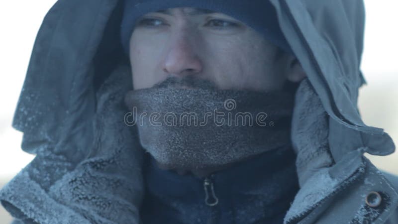 Un Homme Chauffe Son Visage Clips Vidéos - Vidéo du confiance, neuf ...