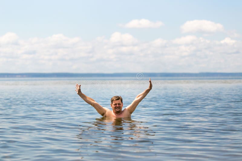 Un homme nage en mer photo stock. Image du personne, actif - 96263986