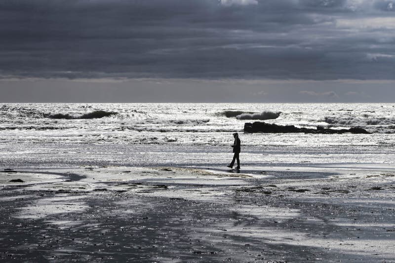 Homme solitaire image stock. Image du silhouette, bandit - 32268937