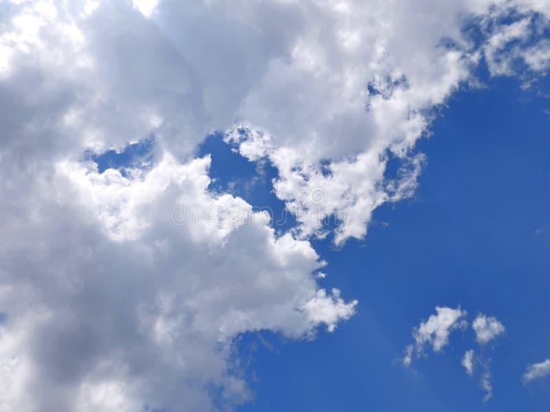 Un Horizonte Claro Realmente Hermoso Con Nubes Blancas. Foto de archivo ...