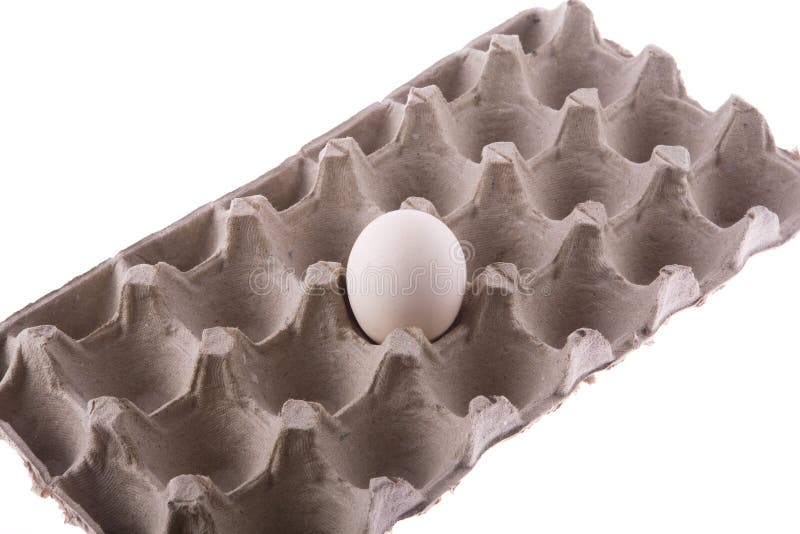 Un huevo en cartón foto de archivo. Imagen de conjunto - 7959014