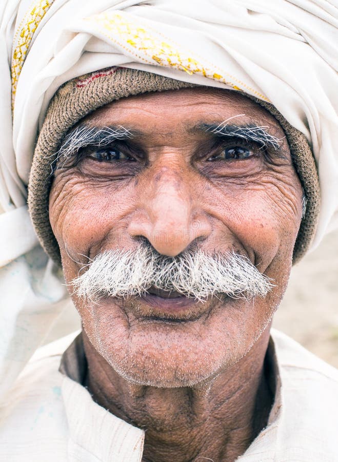Serpent-charmeur Indou De Rue Avec Le Cobra Photographie éditorial ...