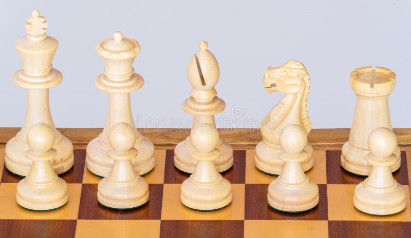 Un Insieme Dei Pezzi Bianchi Sulla Scacchiera Fotografia Stock ...