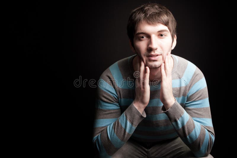 Un jeune homme content bel photo stock. Image du moderne - 14115316