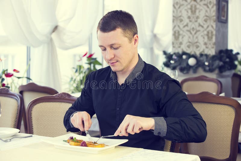Un jeune homme dine photo stock. Image du chance, datte - 35441076