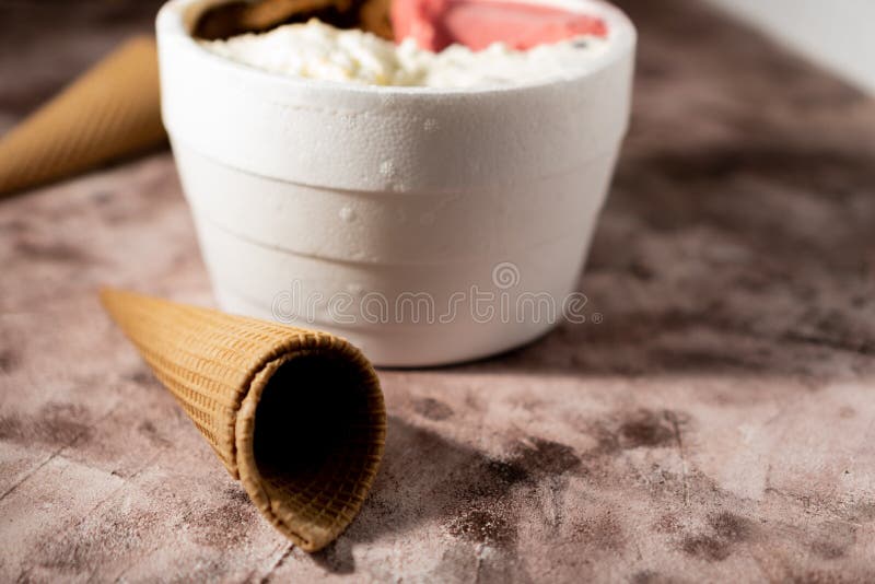 Un Kilo De Helado Con Un Cono Imagen de archivo - Imagen de fractura ...