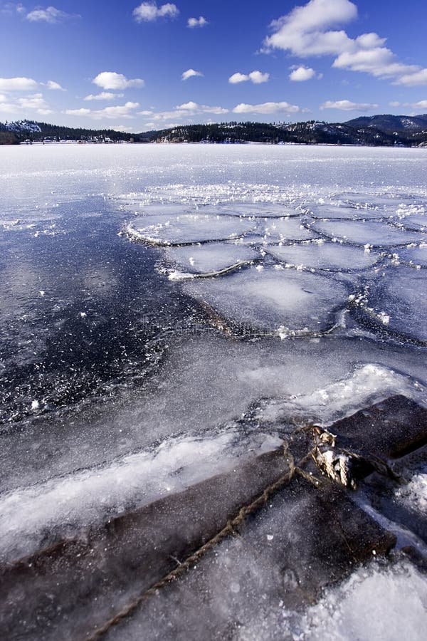 Un Lago Congelado Y Un Cielo Azul. Foto de archivo - Imagen de agua ...