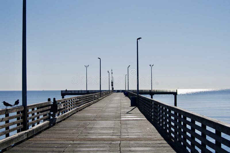 Un largo muelle de madera imagen de archivo. Imagen de madera - 238897869