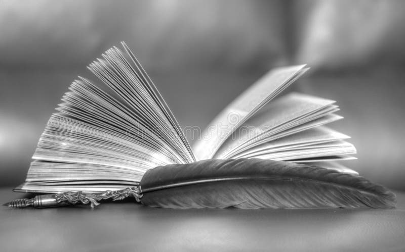Un libro en blanco y negro imagen de archivo. Imagen de cartas - 114078447