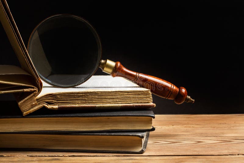 Un libro y una lupa imagen de archivo. Imagen de conocimiento - 140041843